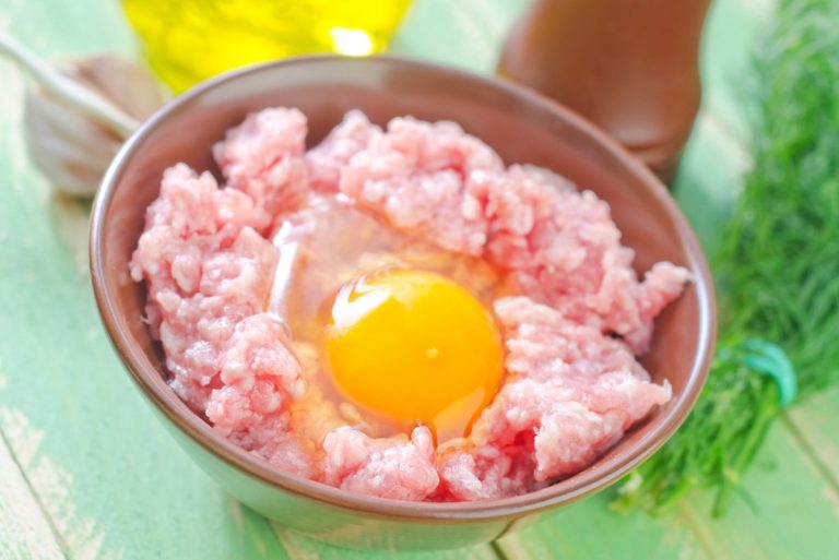Что добавить в фарш для котлет, чтобы сэкономить мясо